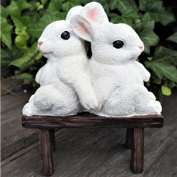 商品詳細商品説明うさぎの置物 仲良しホワイトラビットでございます。楽しそうに寄り添う白うさぎのカップルです。ガーデニングでも、室内でもアクセントにいかがですか。サイズ約W14×D7×H17cm素材ポリレジン