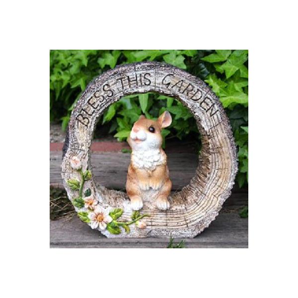 商品詳細商品説明うさぎの置物 ラビット ブレスガーデンでございます。BLESS THIS GARLDEN・・・この庭園を祝福してください。切り株の中のうさぎのお出迎えがとってもかわいい。ガーデニングでも、室内でもアクセントにいかがですか。サ...