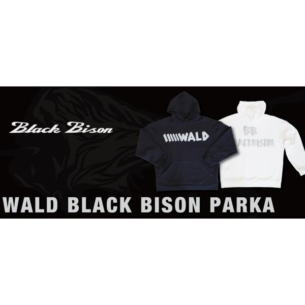 フロントにWALD、バックにはBLACK BISONエッジの効いたフォントと大胆なレイアウトがシルエットに強い存在感を与える。更に、随所に施されたダメージ加工が無骨さと奥行きを演出。ルーズなフィット感で、デイリーからストリートまで。素材/コ...