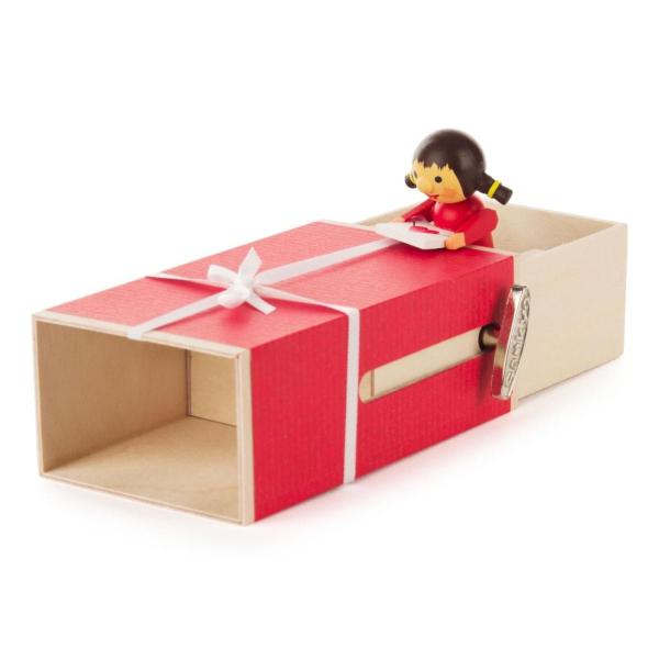 かわいらしいお誕生日プレゼントに最適なドイツのからくりオルゴール。箱をスライドして開けると、オルゴールの音色にあわせ、女の子が出てきます。エルツ地方でも動くおもちゃを得意としているヴェルナー工房。
