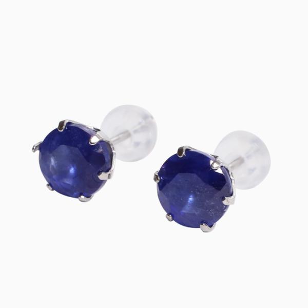 合計2ct（片耳1ct）の天然サファイアを使用した贅沢なピアス☆シンプルなプラチナ枠にセッティング♪高級感漂う定番サファイアピアスです★大きさは約6×6mm・総重量約1g（シリコンキャッチ式）しっかりとした存在感と輝き、上品で日本人に最も好...