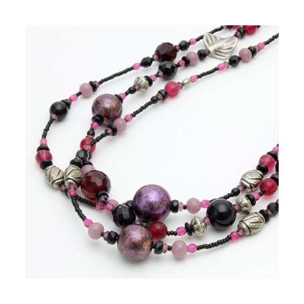 ミラノのジュエリーデザイナー(AVE TETTAMANTI)によるネックレス。洗練されたデザインと色使い。ボリューム感と軽い着け心地。ボリュームたっぷりの３連を大人らしい上品な色合いのロングタイプで仕上げました。ベネチアンガラス、合金、樹脂...