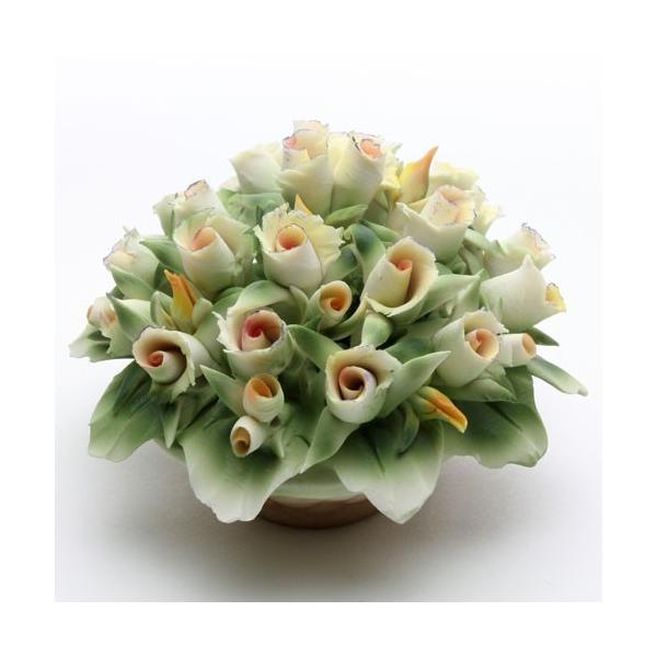 フランスのセーブル、ドイツのマイセンと並ぶイタリアの高級磁器、カポディモンテ焼き。イタリアの伝統ある焼き物で、お部屋のインテリアとしてお勧めです。【ご注意】完全な手作りの為、花のサイズ、色合いにそ　れぞれ多少の差がございます。新品ですが直輸...