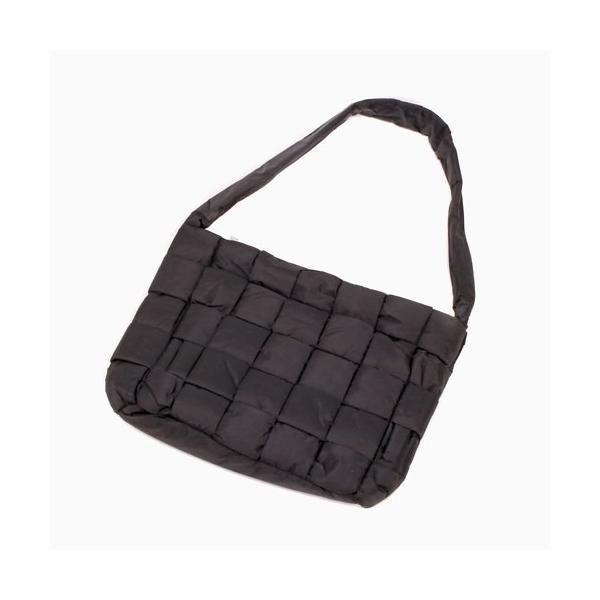 ベーシックで落ち着いた色合いのブラックカラーのお洒落なバッグ。お出かけに最適の大きめのバッグ！マザーズバッグとしてもお使い頂けます！デザインもシンプルでどんな服装にも合わせやすく男女兼用もおすすめ！ブラックカラーをメインにした、カジュアルな...