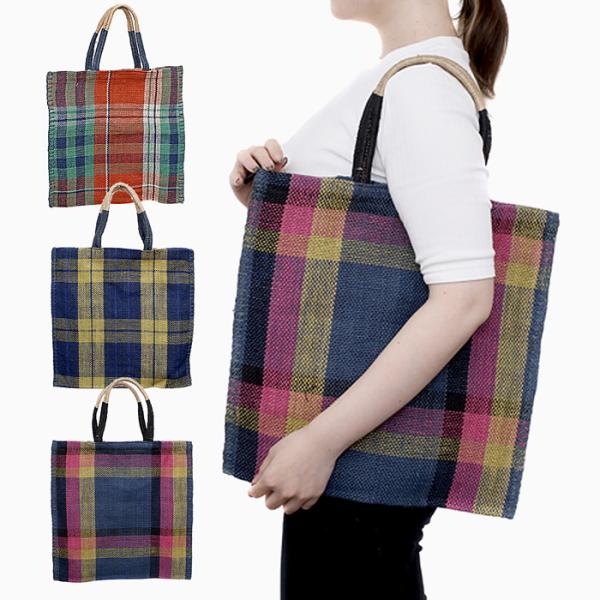 バングラデシュのNGO団体「タランゴ」が発展途上国の経済全体を活性させてる為、フェアトレードの一環として始めたハンドメイド製品。ジュートという高温多湿な環境で栽培される食物の繊維を原料として作られたトートバッグ。細かく丁寧に編み込まれ、手馴...