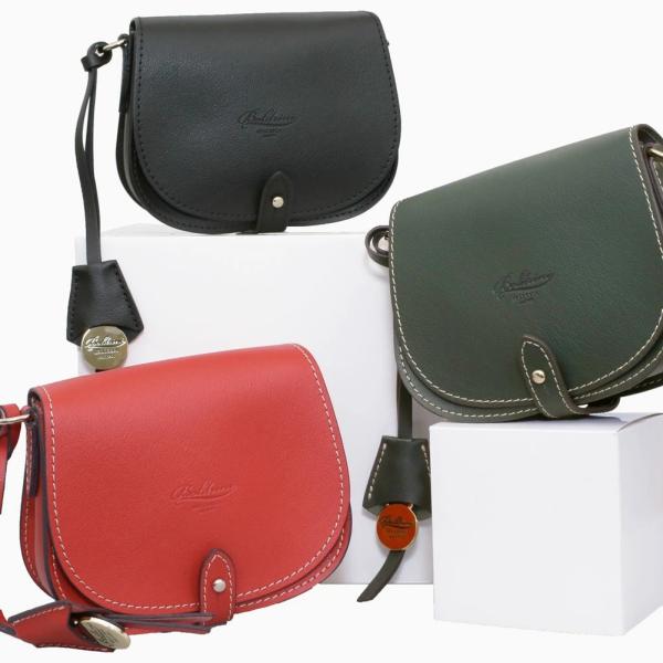 上品なイタリアンレザーが持つ独特で上品な香り。使っているうちに革の色が落ちていき、また違った高級感を感じられます。コンパクトなデザインですが、マチがしっかりあるのでミニ財布やリップなどの小物を入れるのにちょうど良いサイズ感！ちょっとしたお出...