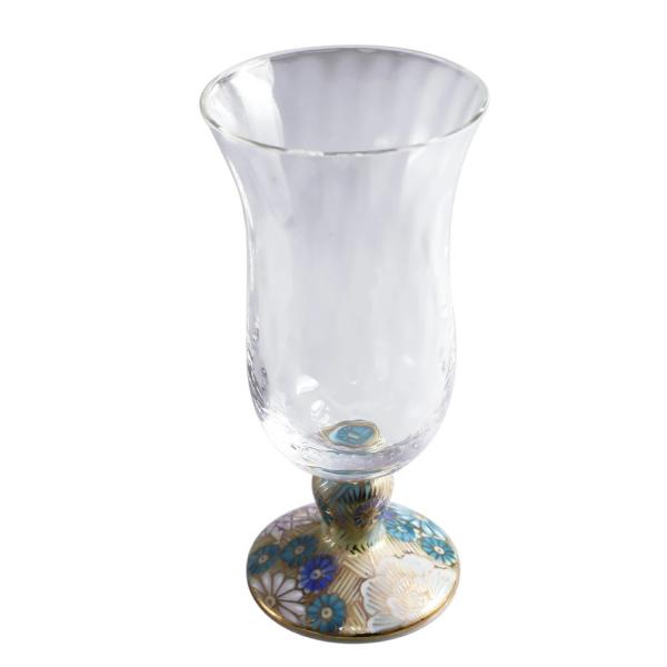 九谷焼の伝統技法で仕上げた磁器製の脚付き冷酒グラス。華やかな絵付けと上品な佇まいが特徴で、冷酒はもちろん、冷製スープなどにもお使いいただけます。繊細なカットが光を受けて上品にきらめく格子柄デザイン。 バリウムクリスタルを用いており、透明感と...