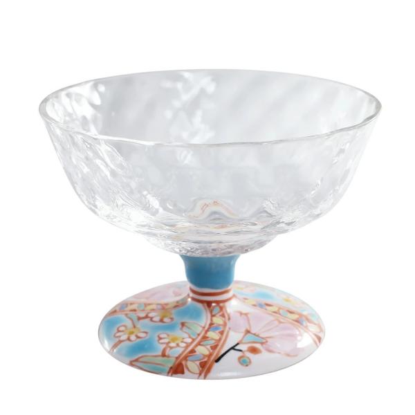 九谷焼の伝統技法で仕上げた磁器製の脚付きデザートグラス。繊細なカットが光を受けて上品にきらめく格子柄デザイン。 バリウムクリスタルを用いており、透明感と光沢が美しく、硬度・対傷性に優れる特徴を持っています。現代の生活に寄り添う器づくりを行っ...