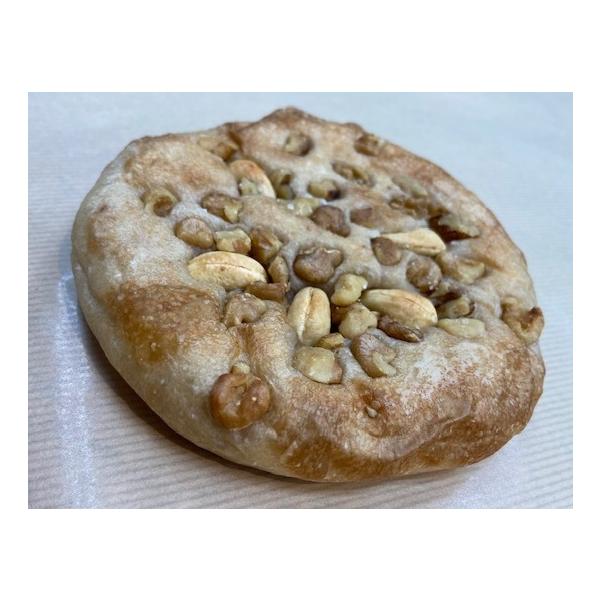 柔か＆もちもちに仕上げた全粒粉１００％のパン生地にくるみとカシューナッツをちりばめ、味わい深いカマロの岩塩を組み合わせました。乳成分不使用です。(２０２３年４月より全粒粉１００％になりました）