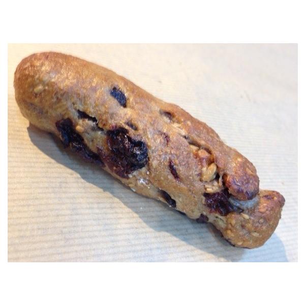 おいしさにこだわり抜いた天然酵母、国産小麦全粒粉１００％のパン生地にジューシーなサルタナレーズンとくるみをたっぷり混ぜ込みました。甘酸っぱさとコクのバランスでおいしさ倍増ですヾ(´ー｀)ノ（長時間低温発酵）。店頭では３人に１人の方がお買い求...