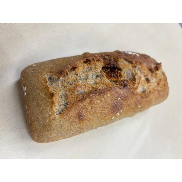 ★１０本を超えるご注文は、当店のご注文集中時には長くお待ち頂く場合がございます★塩と酵母と全粒粉だけで作った全粒１００シンプルの生地に味わい深いドライ白いちじくがドッキング(o^^)o（長時間低温発酵）★冷凍便でお届けしています。冷凍庫にそ...