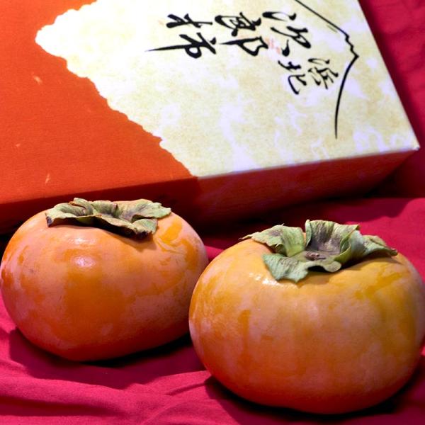 ◆硬い果肉と濃厚な甘さで長年人気の甘柿「次郎柿」！　次郎柿は、1844年に静岡県の森町で発見されたと言われる長い歴史を持つ甘柿です。　甘柿の中でも成熟時に渋みが残ることのない「完全甘柿」の一種であり、加熱しても渋さが戻らないためジャム等に用...