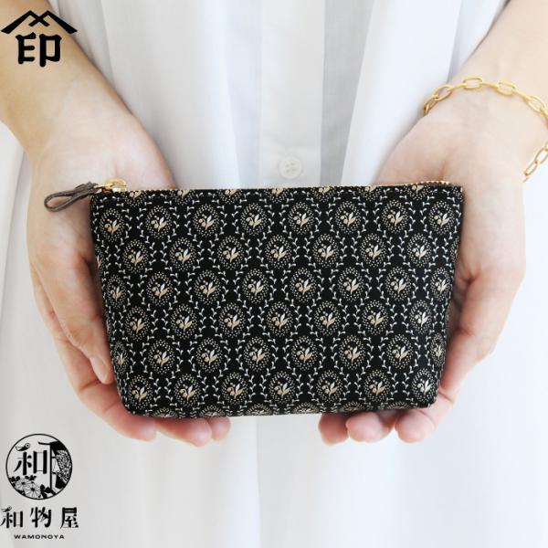 【爆買】サイズは10.0x17.0x4.5cm(縦x横xマチ幅)。宅配便送料無料です。◆使いやすい化粧ポーチ口が大きく開き、出し入れし易く、マチがあるので、たっぷり入る形です。ファスナーを開くと、内側にポケットが１つ。◆可憐なスズランの柄「...