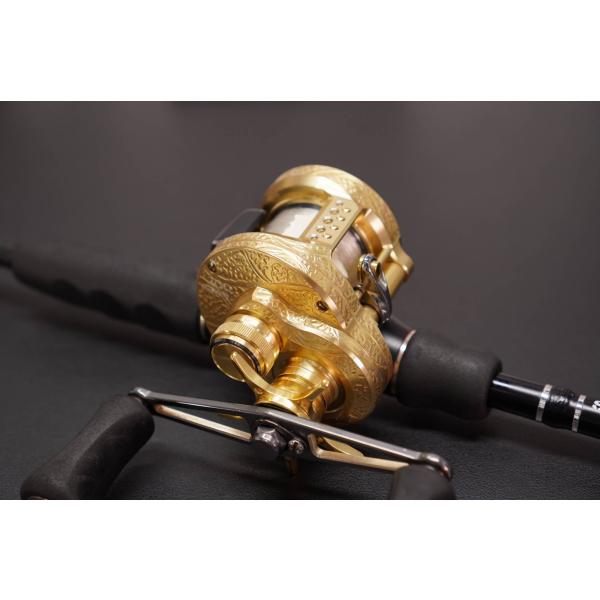 貼るだけ彫金風味を表現できるデカールキット適合機種：22・21 CALCUTTA CONQUEST 200 / 201 シリーズリールのカラーを活かせる半透明な仕様で、デカール表面は立体的なデコボコになっています。デカール表現力を超えたよう...