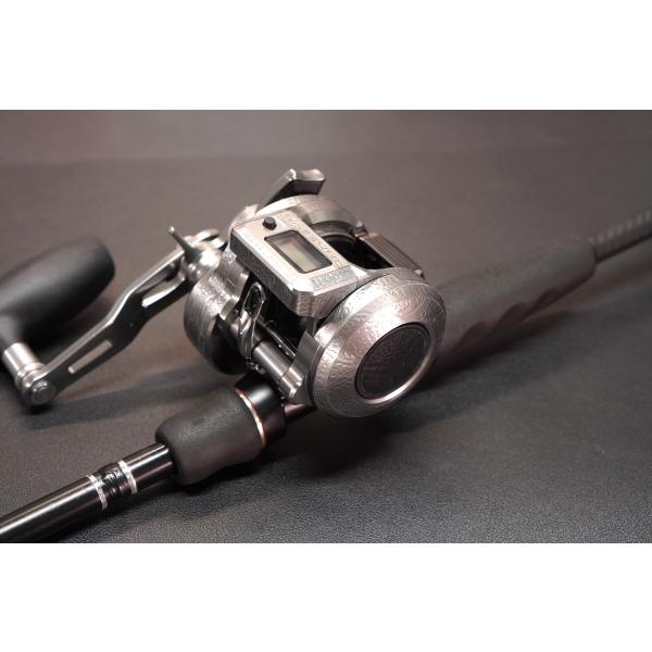 貼るだけ彫金風味を楽しめるデカールキット適合機種：SHIMANO 24 Ocea Conquest CT 300/301　（24 オシアコンクエストCT 300/301）デカール表面は立体的なデコボコになっています。デカール表現力を超えたよ...