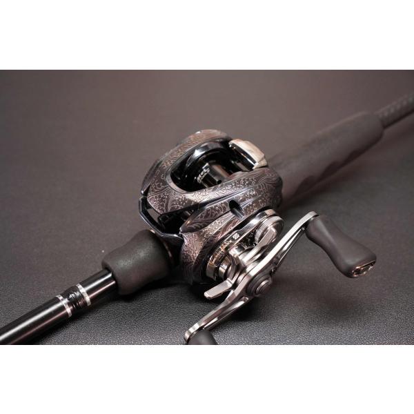 適合機種：SHIMANO 25 Aldebaran DC 30/31　（25 アルデバラン DC）デカール表面は立体的なデコボコになっています。デカール表現力を超えたようなアートなデカールキットです♪貼るだけで雰囲気がガラッと変わります！プ...