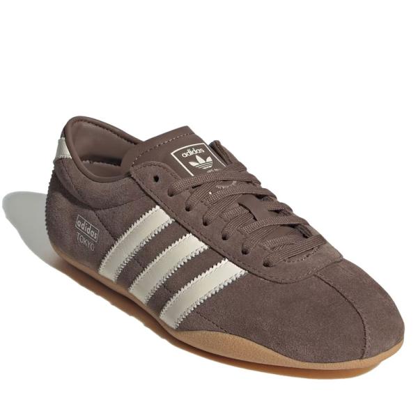 東京の名を冠したシューズを手に入れて、レトロな雰囲気を自分のモノに。これは、ビンテージ感がありながら、モダンにも見える、ソフトなスエードアッパーのスリムなロープロシューズ。ソールには、アスファルトやコンクリートの通りを堂々と歩くのに必要な、...