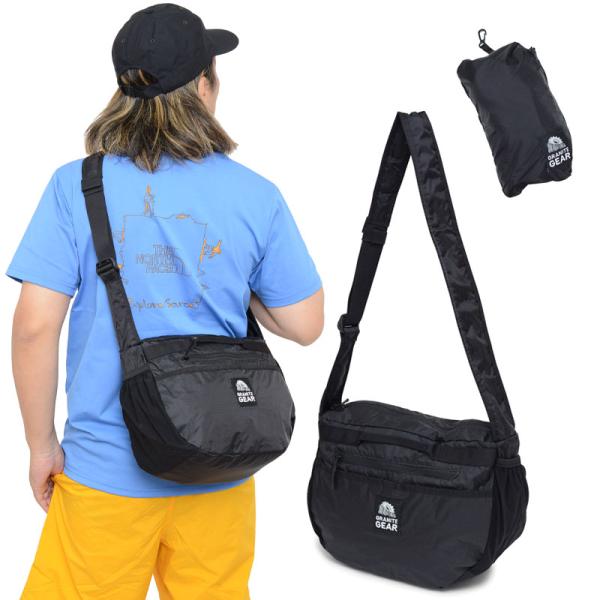 【ネコポス(メール便)1点まで可能】この中型のショルダーバックは軽量で旅行やちょっとした外出時の携行品を持ち歩くのに最適です。メインのコンパートメント以外にジッパー付きポケットと雑誌などを入れるのに役立つスタッシュポケットが前後についていま...