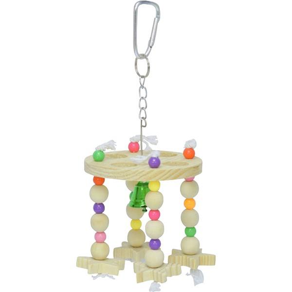 天然木をメインに使用した小鳥のおもちゃ、バードトイシリーズ。ゆらゆら揺れる4つの房とベルが付いた、楽しい小鳥用おもちゃ。※ベルやカラビナなどのカラーはアソートとなっております。パーツのカラーや仕様はロットによって予告無く変更される場合があり...
