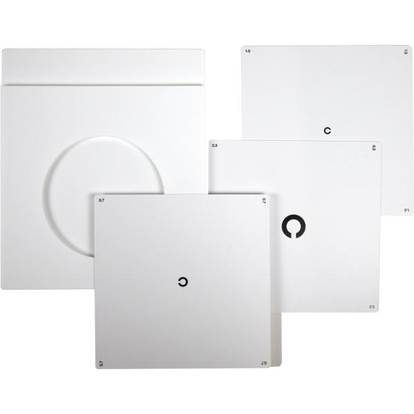 ●5m用。●アクリル板の裏表に検査マークの表記あり。＜セット内容＞●指標（0.3、0.7、1.0）3枚●ケース【サイズ】ケース：21×25cm、カード：18×18cm【材質】ケース：プラスチック、カード：アクリル樹脂視力検査表 カード式 健...