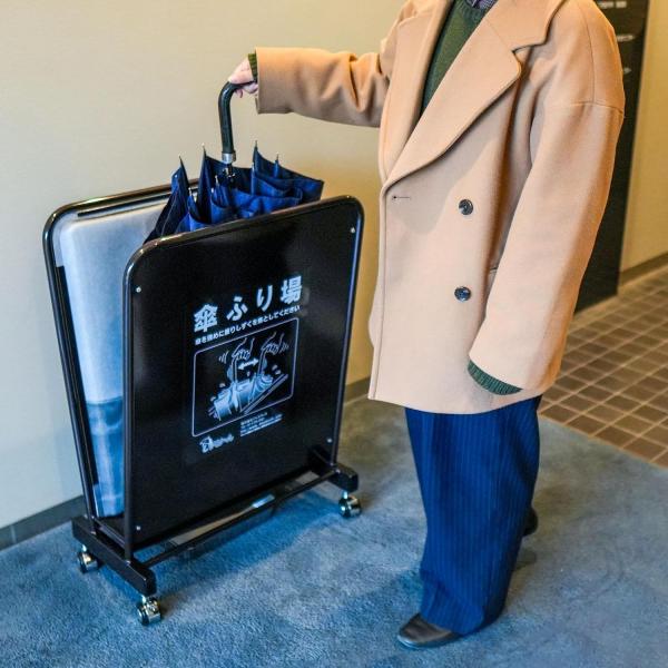 傘を振ってしずくを吸水する、新しいコンセプトの傘ふり場。 従来の「使い捨ての傘袋」を見直し、環境への配慮と経費削減を同時に実現。 ■使い方はとても簡単！本体の内側にあるマットに、傘を軽くぶつけるように数回振るだけ。 特殊な吸水エステル繊維が...