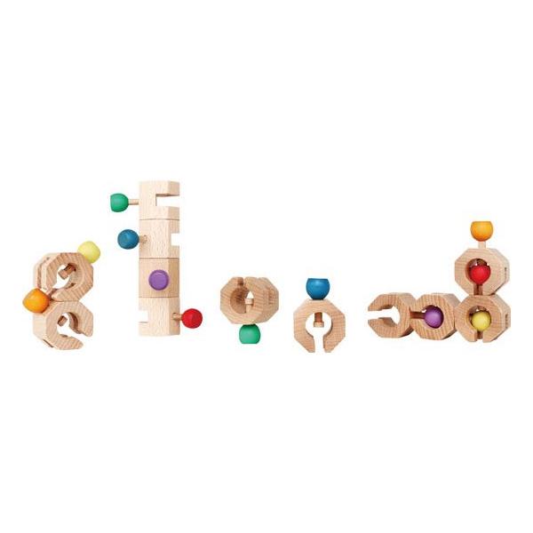 ●球をスリットに差し込んでつないだら、クネクネ動かしたり、キャタピラのように回転させたり、自由自在！●遊ぶ度に新しい積み上げ方・つなぎ方・動かし方の発見があり、遊びの世界がどんどん広がります。●子どもの自由な遊びを見守るヒントを掲載したブッ...