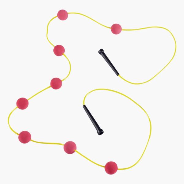 ●縄跳びを練習するために考案された縄跳びロープです。●ロープについてる柔らかい発泡フォームのボールは子供たちがロープを視認しやすくしています。●ボールが床に当たる音を聞きながらリズム感を助長します。●ボールが加える程よい重量がロープのスピー...