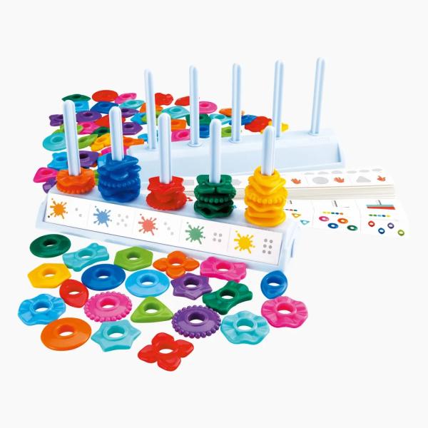 ●まずはピースを観察。さまざまな色や形のピースの中から、同じ色や似ている形を探して集めましょう。●問題カードと同じピースを探して、バーに通します。難易度が上がるにつれて問題が抽象化されるため、読み解く力や考える力が試されます。●ひも通しなど...