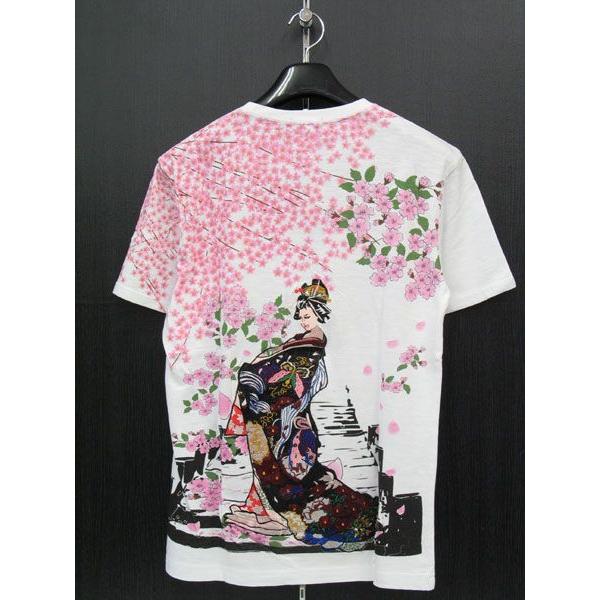 ■商品説明　メーカー正規ライセンス商品、新品です　桜の刺繍と女芸者の刺繍が入った半袖Tシャツです　　新品格安夏モデル　メーカー：ラド スインガー（Rad Sｗinger)　品番：54822-05　カラー：白　素材： 本体 綿 100％　　メ...