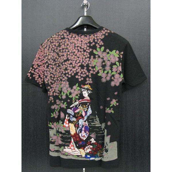 ■商品説明　メーカー正規ライセンス商品、新品です　桜の刺繍と女芸者の刺繍が入った半袖Tシャツです　　新品格安夏モデル　メーカー：ラド スインガー（Rad Sｗinger)　品番：54822-15　カラー：黒　素材： 本体 綿 100％　　メ...