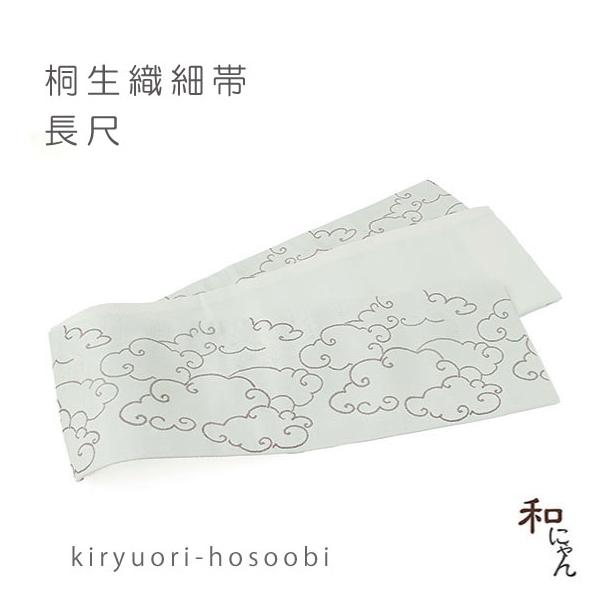 やわらかなオフホワイト地に、茶色のラインで描かれた「瑞雲（ずいうん）」をあしらった、上品でシンプルながら趣のあるデザイン。雲が流れるような優雅な曲線が印象的で、落ち着いた色合いながらも、さりげなく個性を添えてくれます。さらに、生地には銀ラメ...