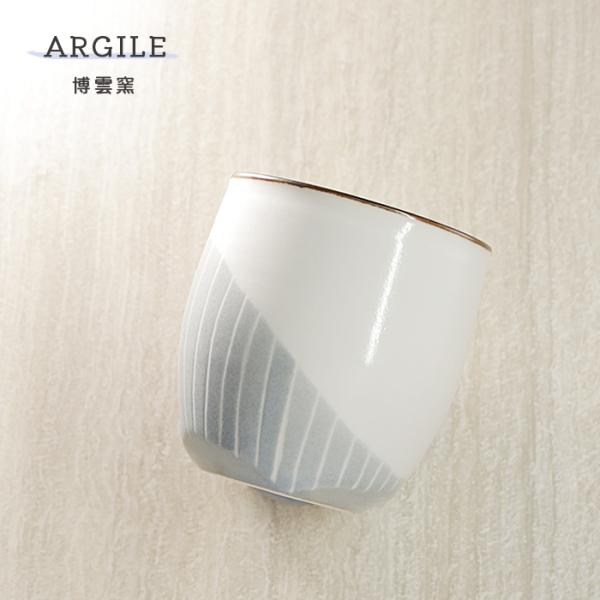 砥部焼「博雲窯」のARGILEシリーズの丸型カップです。博雲窯は"シンプルな中にも癒しと温もりが漂う食器"をコンセプトに、茶碗、小鉢、カップ、さらに人気のある動物の赤ちゃんセットなど、さまざまな食器アイテムを制作しています。また、四季折々に...