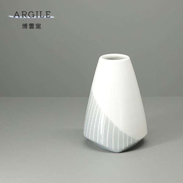 砥部焼「博雲窯」の一輪挿しです。博雲窯は"シンプルな中にも癒しと温もりが漂う食器"をコンセプトに、茶碗、小鉢、カップ、さらに人気のある動物の赤ちゃんセットなど、さまざまな食器アイテムを制作しています。また、四季折々に合わせて、干支、大将、お...