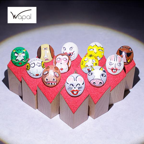 Wapalオリジナルの十二干支セットです。社内のデザイナーが完全一点物で、キモかわいい十二干支を製作いたしました。再製作の予定はありません。来客との話題にもなりそうなインパクトのあるお面タイプの十二干支です。プレゼントにもおすすめです。品名...