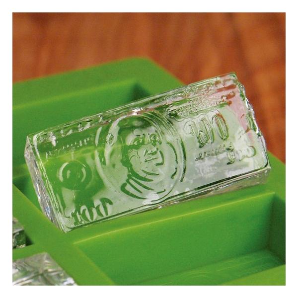 [GAMAGO]Cold Hard Cash Ice Cube Tray / [ガマゴ]コールドハード キャッシュアイスキューブトレイせめて氷だけでもリッチに。札束に見えなくもない、アイスキューブトレイ(製氷器)です。グラスに入れると何とも...