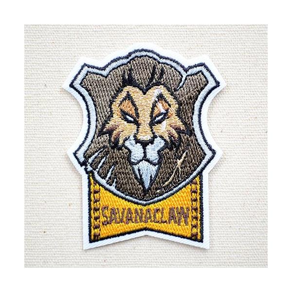 アニプレックスが手がけるウォルト・ディズニー・ジャパン協力のスマートフォンゲーム『ディズニー ツイステッドワンダーランド』のオフィシャルライセンス刺繍ワッペン・パッチです。便利なシール/アイロン両用タイプなので、アイロンができない素材にもペ...