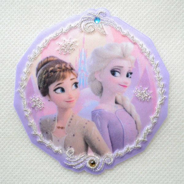 ディズニー(Disney)の大ヒットアニメ映画「アナと雪の女王」のオフィシャル刺繍ワッペン・パッチです。ラインストーン付きなのでキラキラ好きの女の子におすすめ♪■サイズ(約)　タテ7.8cm×ヨコ7.1cm■デザイン　アナとエルサのイラスト...