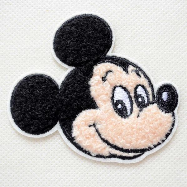 ディズニー(Disney)の大人気キャラクター「ミッキーマウス(Mickey Mouse)」のオシャレでかわいい刺繍シールワッペン・パッチです。モコモコとした毛糸のような太い糸をフェルトの上に刺繍しています。フェルトと太い刺繍糸の組み合わせ...