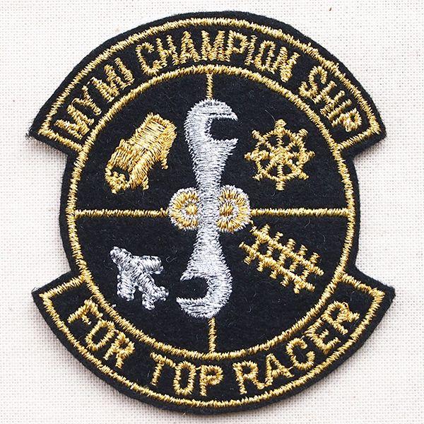 高級感のあるクラシックなデザインのEMBLEM(エンブレム・紋章)刺繍ワッペン・パッチです。バッグや帽子などのファッション小物はもちろん、シンプルなブレザー・ジャケット・カーディガン・ポロシャツ・ボーダーシャツなどにもぴったり！胸・肩・裾部...