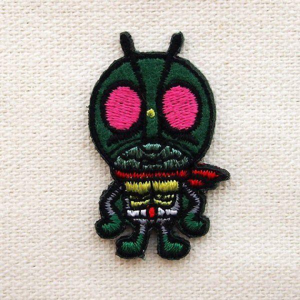 サイズ(約)：タテ3.8cm×ヨコ2.5cm (ワッペン)、タテ7.5cm×ヨコ6.5cm(パッケージ)素材：ポリエステル・レーヨンほか(表面)、E・V・A系樹脂(裏面)大人気特撮ヒーロー「仮面ライダー」シリーズほか数々の名作を世に送り出し...