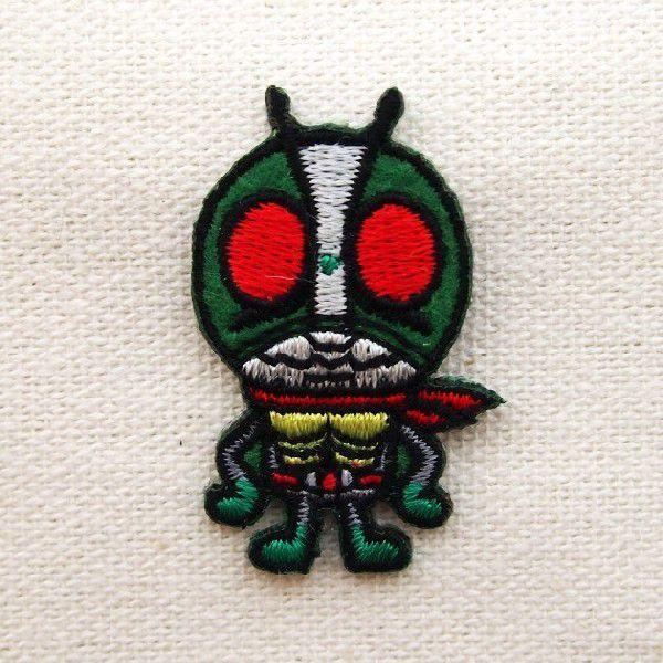 サイズ(約)：タテ3.8cm×ヨコ2.5cm (ワッペン)、タテ7.5cm×ヨコ6.5cm(パッケージ)素材：ポリエステル・レーヨンほか(表面)、E・V・A系樹脂(裏面)大人気特撮ヒーロー「仮面ライダー」シリーズほか数々の名作を世に送り出し...