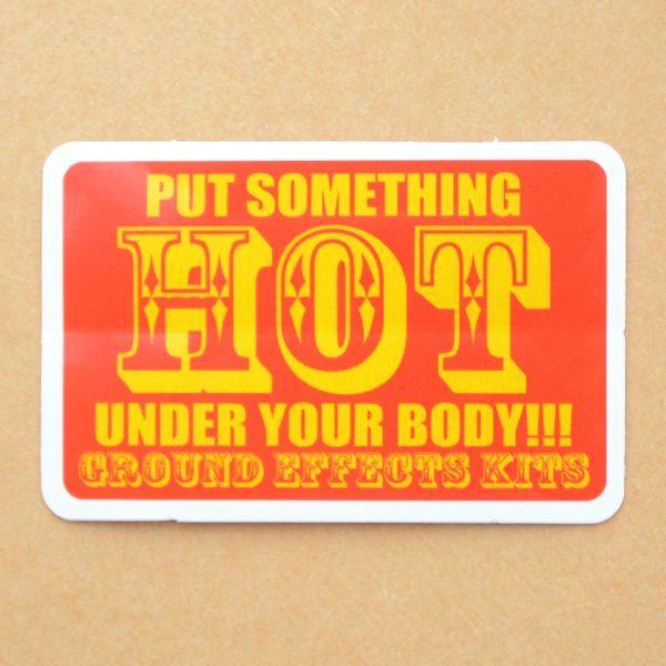 英字・アルファベットの入ったアメリカンデザインのオシャレなステッカー・シールです。50〜70年代アメリカのアドバタイジング(広告)がモチーフとなっています。白色のビニール素材に印刷されており、耐水性があるので、屋外使用も可能。車・バイク、ヘ...