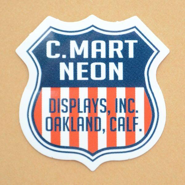 英字・アルファベットの入ったアメリカンデザインのオシャレなステッカー・シールです。50〜70年代アメリカのアドバタイジング(広告)がモチーフとなっています。白色のビニール素材に印刷されており、耐水性があるので、屋外使用も可能。車・バイク、ヘ...
