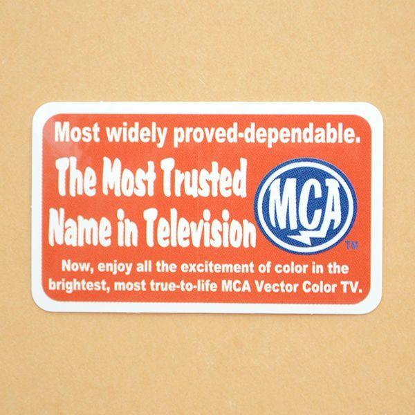 英字・アルファベットの入ったアメリカンデザインのオシャレなステッカー・シールです。50〜70年代アメリカのアドバタイジング(広告)がモチーフとなっています。白色のビニール素材に印刷されており、耐水性があるので、屋外使用も可能。車・バイク、ヘ...