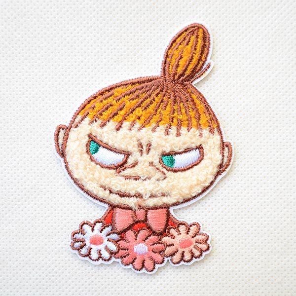 フィンランドの人気キャラクター・リトルミイのオフィシャル刺繍シールワッペンです。モコモコとした毛糸のような太い糸をフェルトの上に刺繍しています。フェルトと太い刺繍糸の組み合わせによる、立体感とあたたかくやさしい雰囲気が特長です☆■サイズ(約...