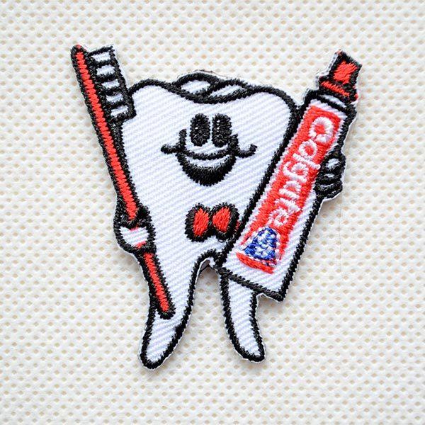 アメリカで歯ブラシおよび歯磨き粉で有名な"コルゲート"（Colgate）のワッペンです。アメリカをはじめ、様々な国の企業・カンパニー・ブランドのロゴマーク刺繍ワッペン・パッチです。海外の洗練されたデザインのロゴで、洋服・バッグ・帽子などをオ...