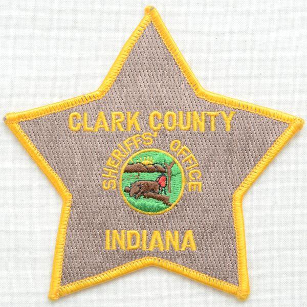 サイズ(約)：タテ12.5cm×ヨコ12.5cmブラウン/イエローほか。星形。Clark Country Indiana/Sheriffs' Officeの英字入り。とってもお買い得なアウトレットワッペンです。 2枚セットでなんと600円！...