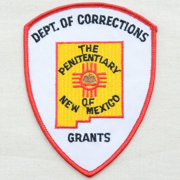 サイズ(約)：タテ11.5cm×ヨコ9.5cmホワイト/レッド/イエローほか。盾形。Dept. Of Corrections/Grants/The Penitentiary of new Mexicoの英字入り。とってもお買い得なアウトレッ...