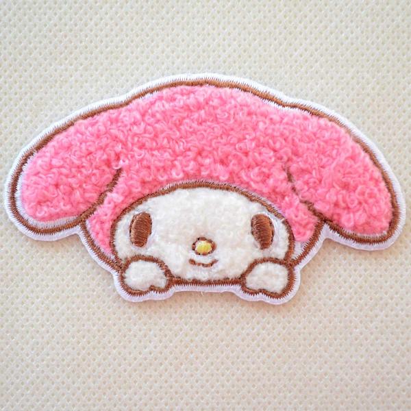 サンリオ(Sanrio)の人気キャラクター、マイメロディ(My Melody)のかわいいワッペンです。モコモコとした毛糸のような太い糸をフェルトの上に刺繍しています。ふわふわ生地なので、かわいさアップ☆ ■サイズ(約)　タテ4.4cm×ヨコ...
