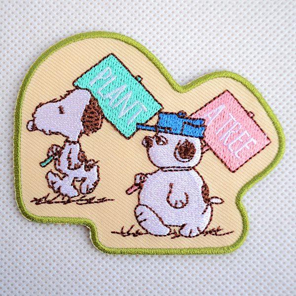 大人気のキャラクター・スヌーピー(Snoopy)のオフィシャル刺繍シールワッペンです。スヌーピーの細かな表情まで刺繍で表現しています☆PEANUTS エコシリーズのワッペンです。■サイズ(約)　タテ6.1cm×ヨコ7.5cm■デザイン　スヌ...